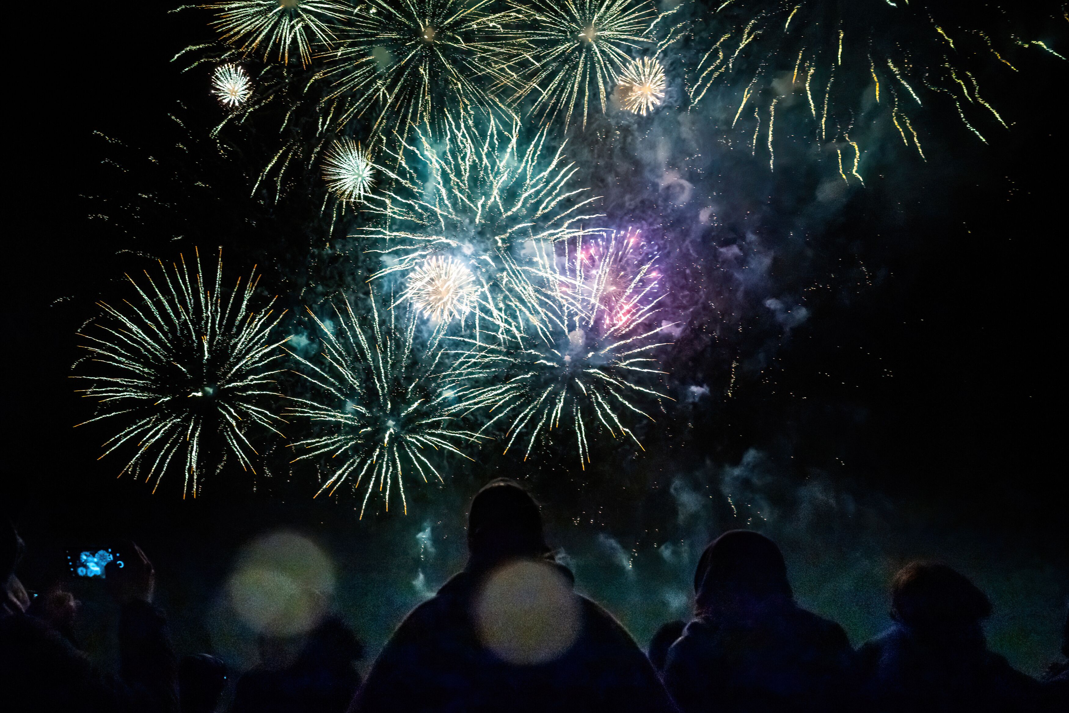 Antwerpen verwelkomt 2025 met spectaculair vuurwerk boven de Schelde